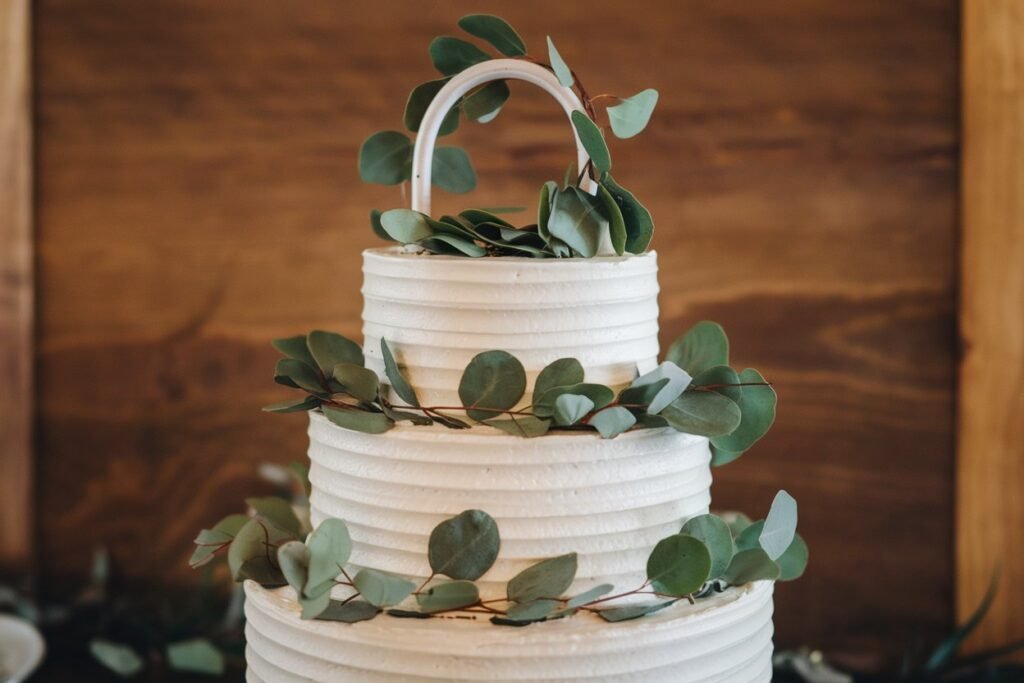 15 Stunning Wedding Cakes Adorned with Eucalyptus Leaves ...